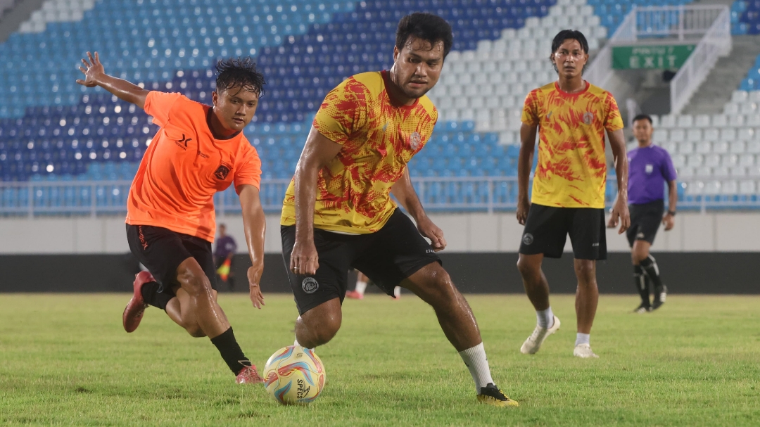 Ketika Muhammad Rafli Dipasang Sebagai Stopper di Laga Uji Coba Arema ...